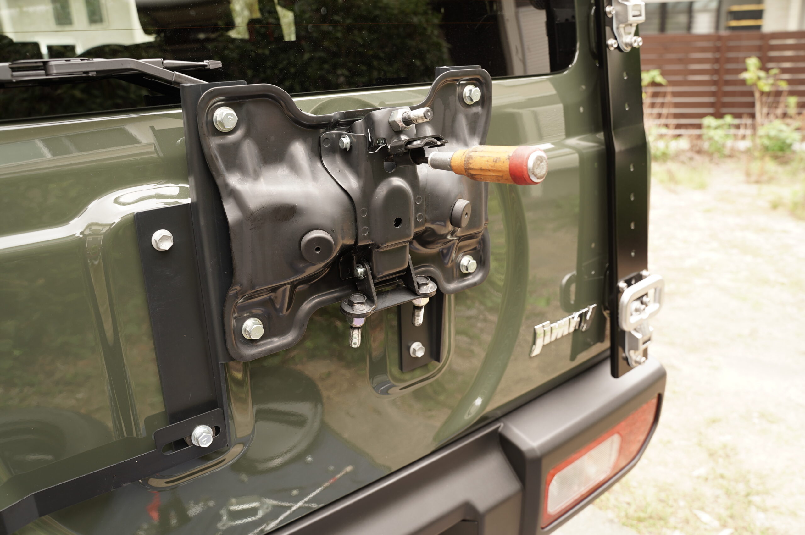 ジムニー用(JB64W)ショウワガレージ スペアタイヤ移動ブラケットを取り付け | Bree base